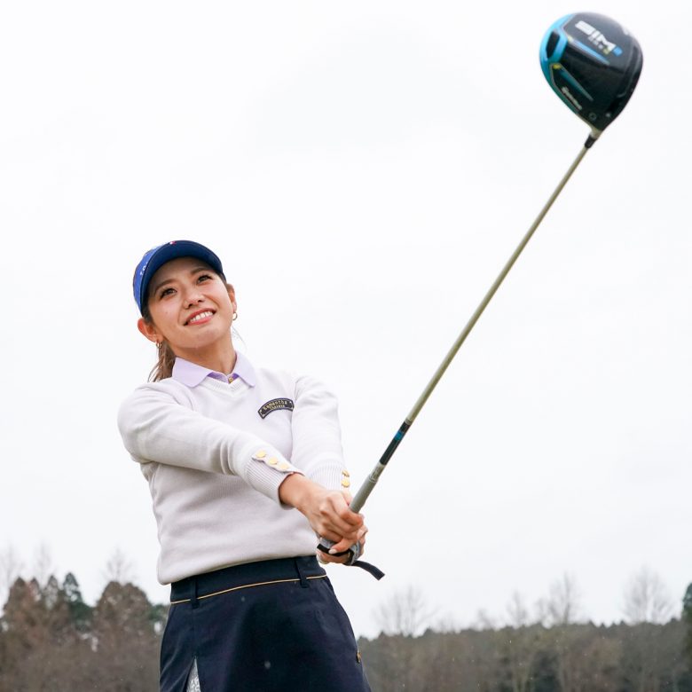 上昇志向でホンキ度MAXなゴルフ女子に大人気！ 真っすぐ飛ばせる「SIM2 MAX-D ウィメンズ ドライバー」【ギア通女子で行こう！】 | Regina（レジーナ）