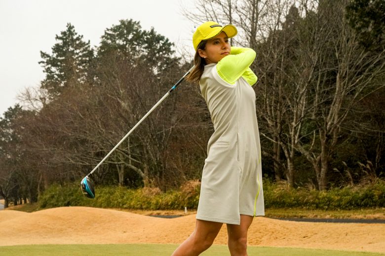 上昇志向でホンキ度MAXなゴルフ女子に大人気！ 真っすぐ飛ばせる「SIM2 MAX-D ウィメンズ ドライバー」【ギア通女子で行こう！】 | Regina（レジーナ）